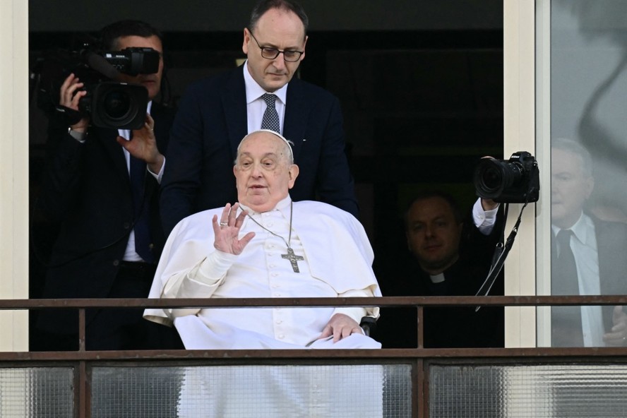 Papa Francisco faz primeira aparição pública após mais de um mês internado