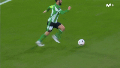 Jogadores do Real Betis se chocam e saem de campo lesionados em partida ...