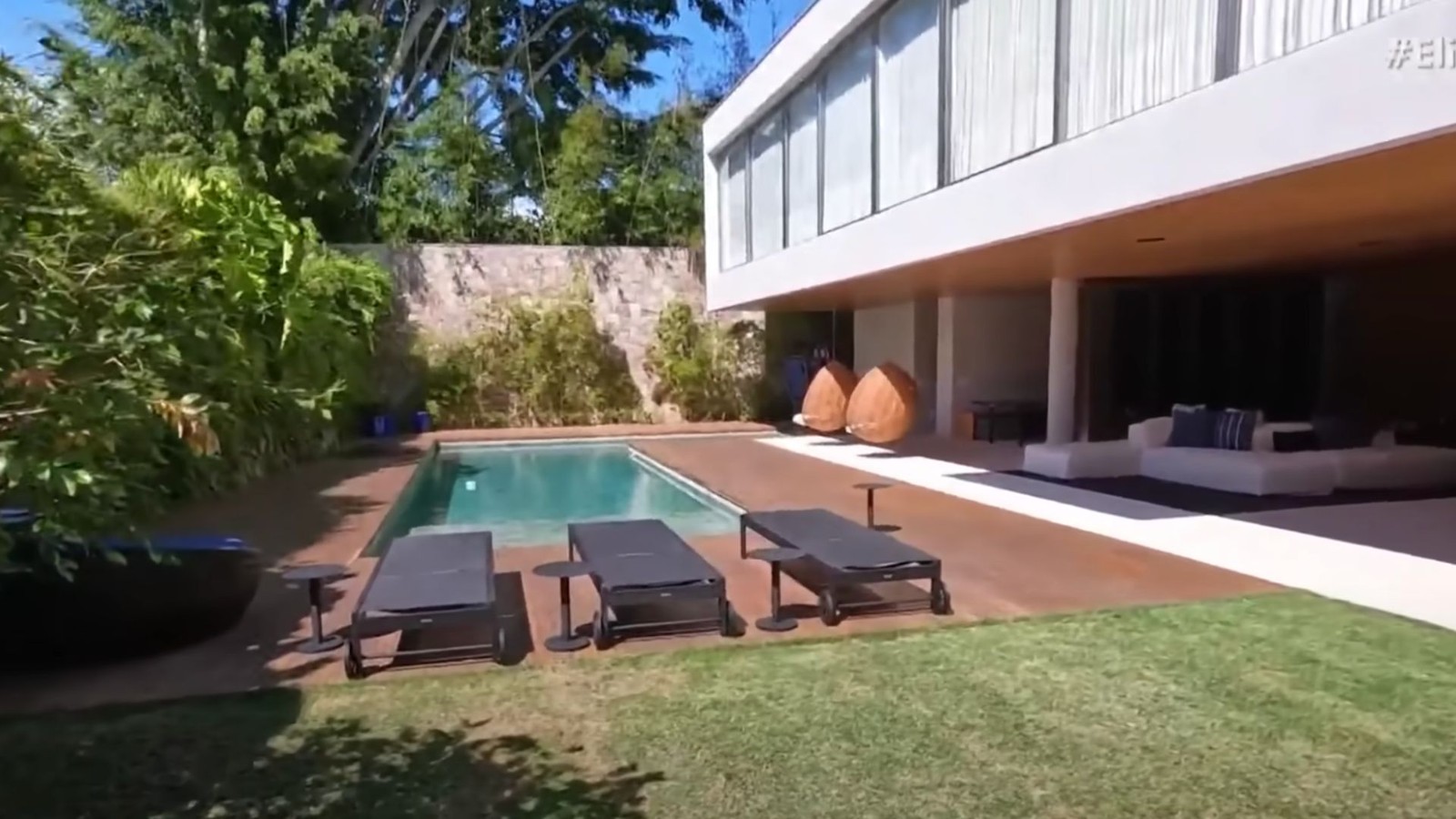 Michel Teló faz aniversário e chama atenção com adega gigante em mansão ...