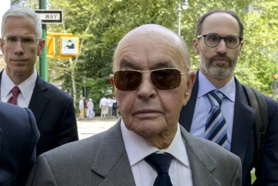 Trump concede indulto a dono do Tottenham, condenado por fraude