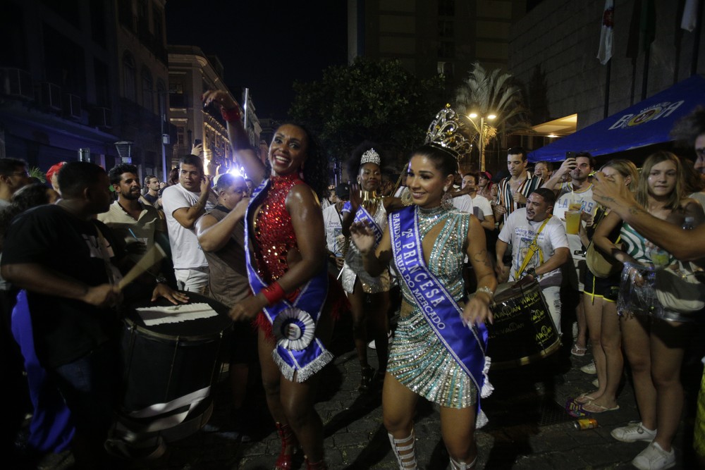 Já é carnaval? Banda da Rua do Mercado, no Centro do Rio, arrasta ...