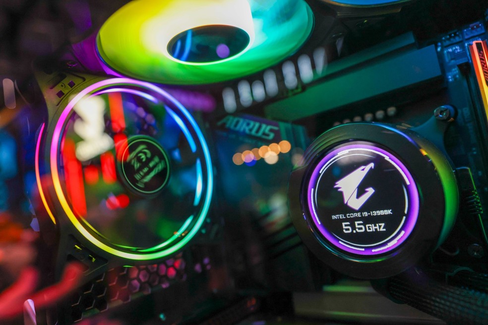 Microsoft será cliente da Intel em seu negócio de chips sob encomenda