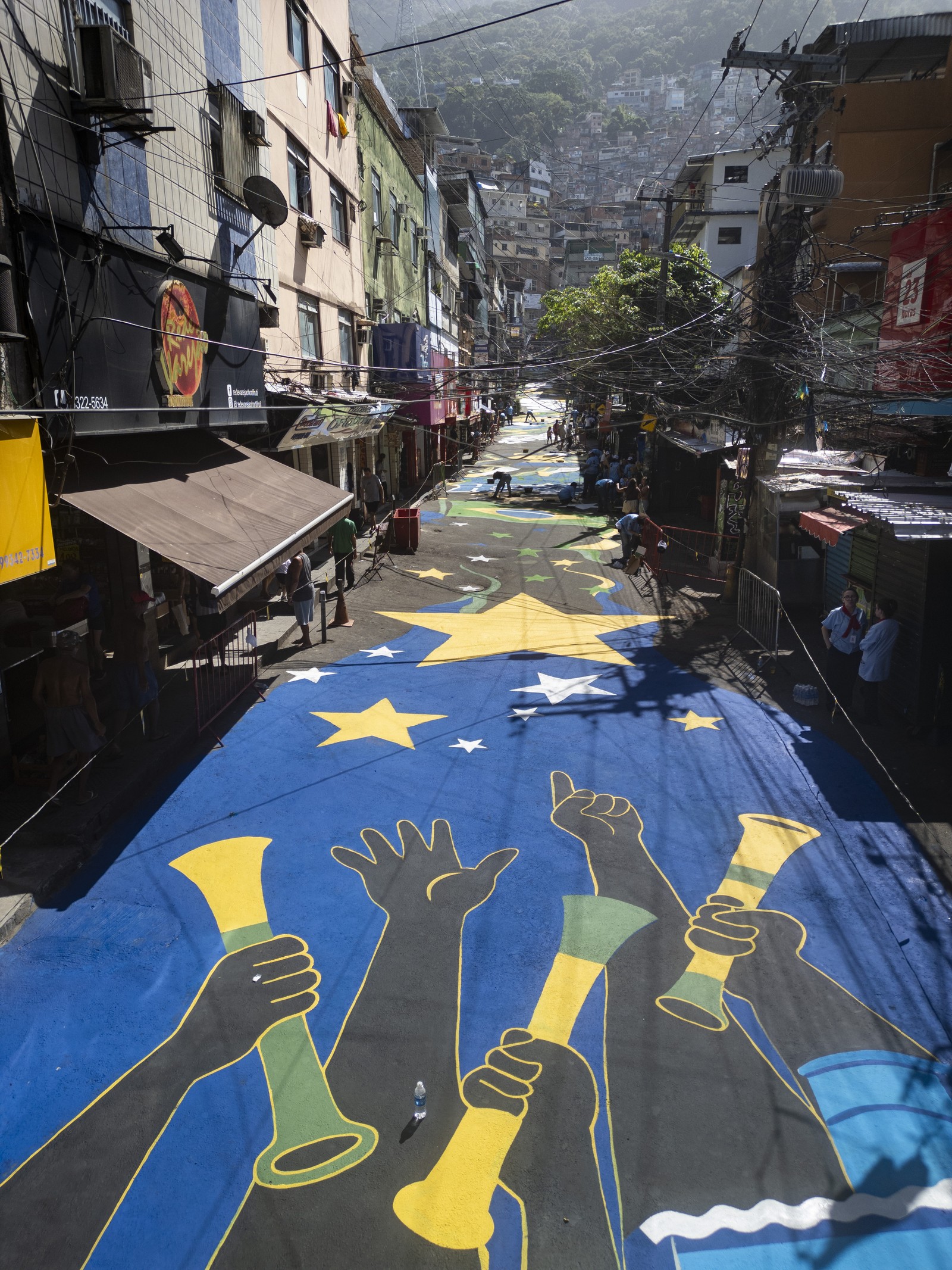 Vídeo: Rocinha entra no clima da Copa do Mundo e transforma Via Ápia em ...