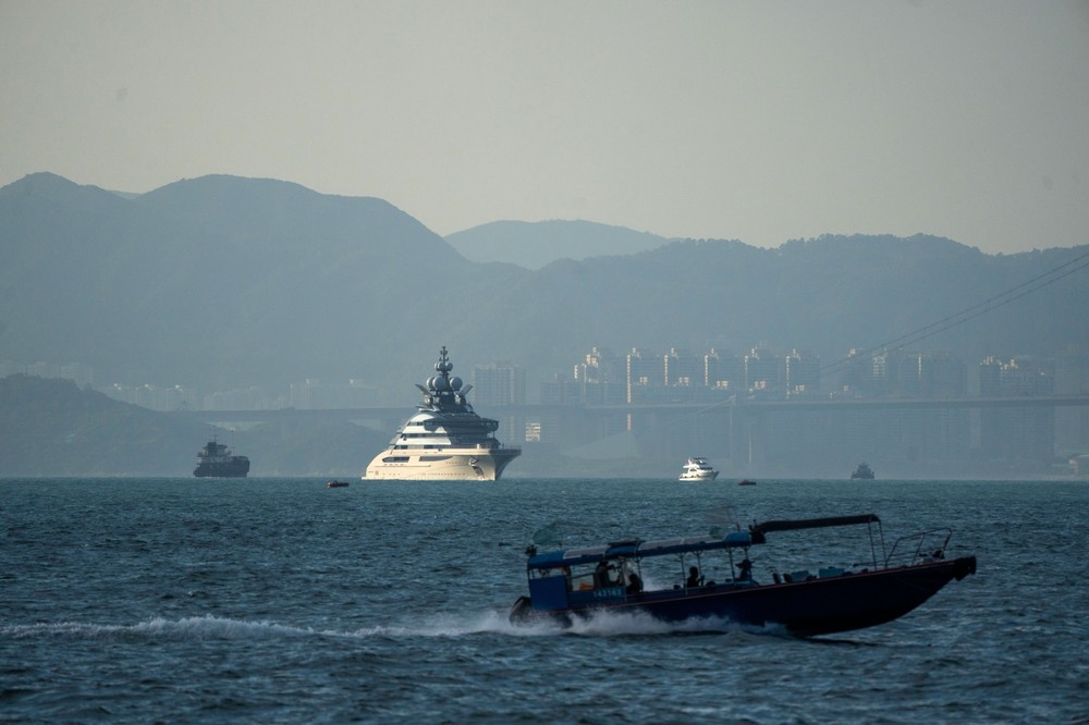 Superiate de bilionário russo aparece misteriosamente em Hong Kong