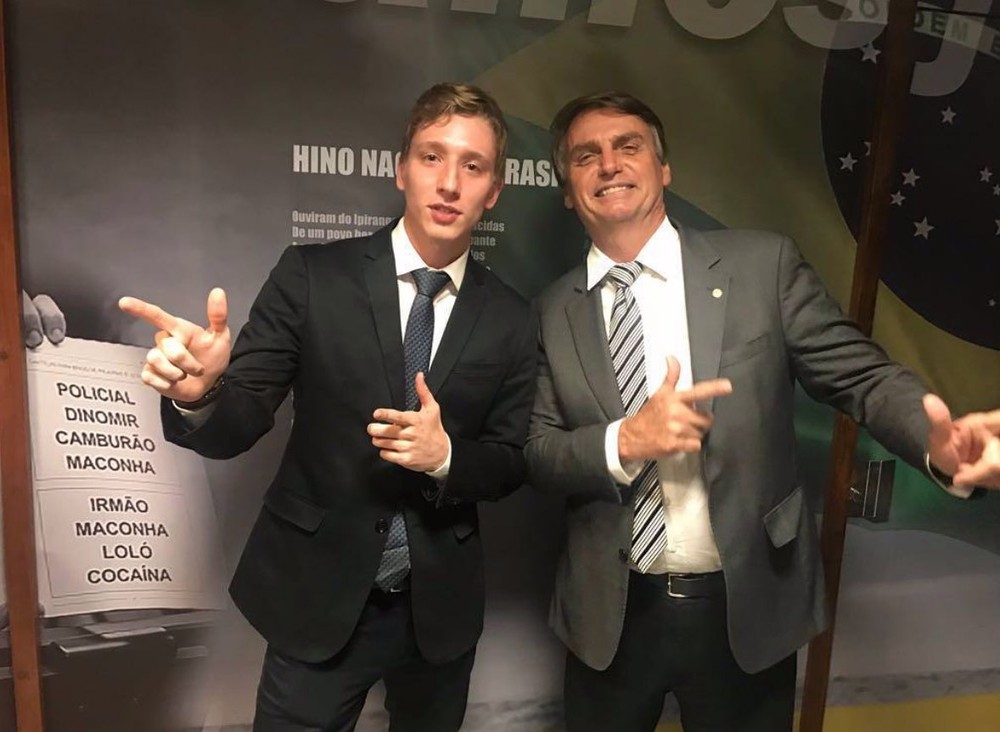 Assessor de Moro ostenta fotos com Bolsonaro e armas nas redes sociais