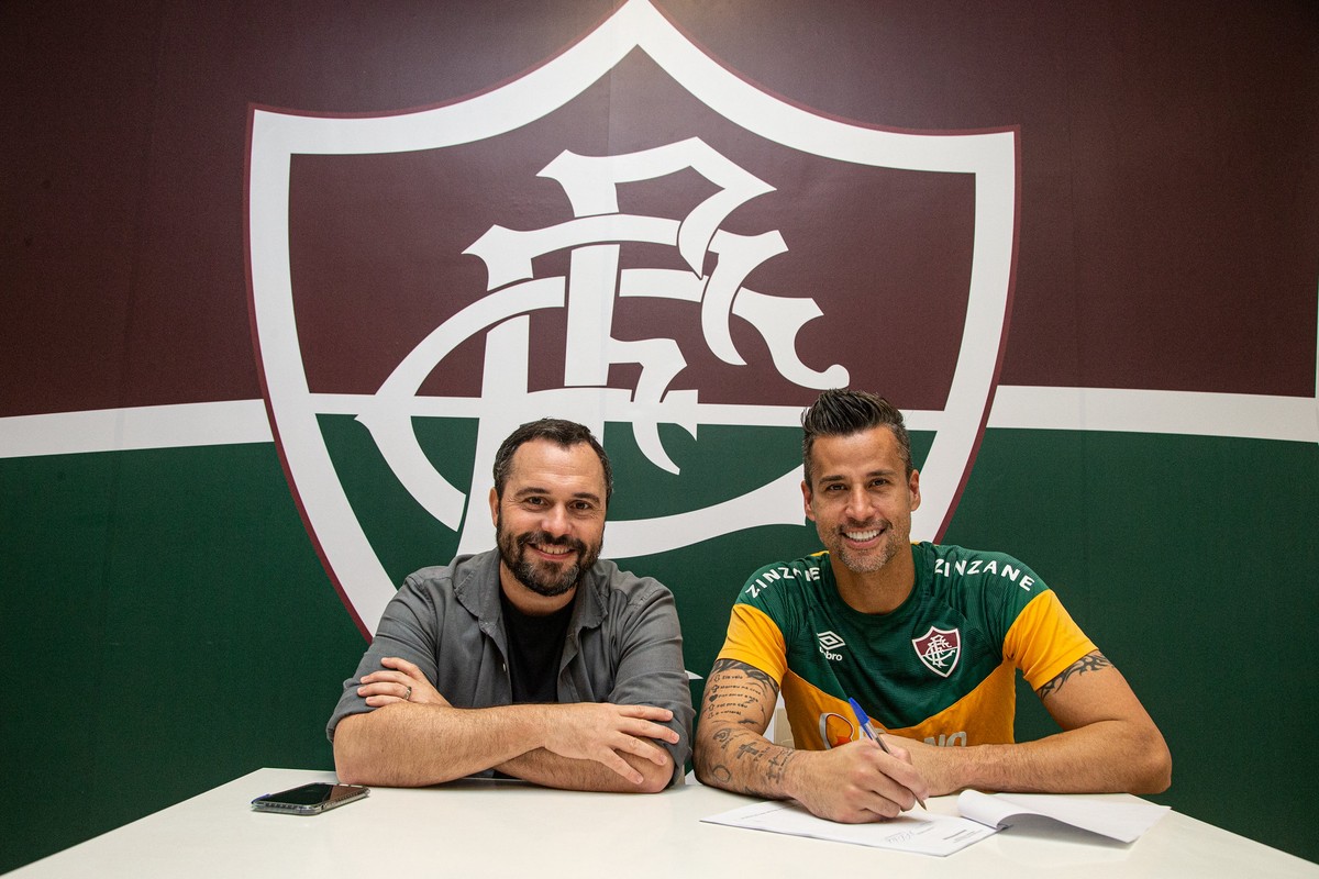 Fluminense anuncia renovação com goleiro Fábio até final de 2025