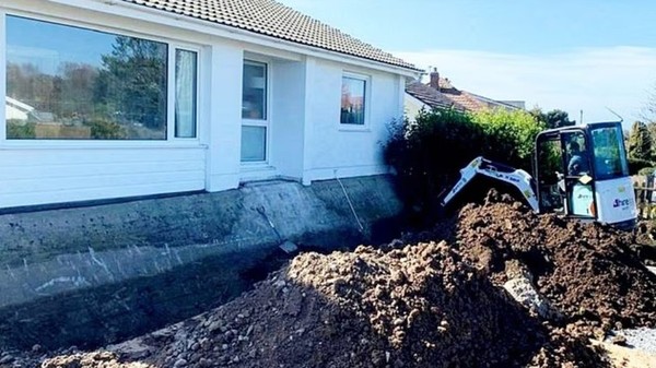 'Cuidado, o inimigo está ouvindo': casal descobre bunker nazista sob ...