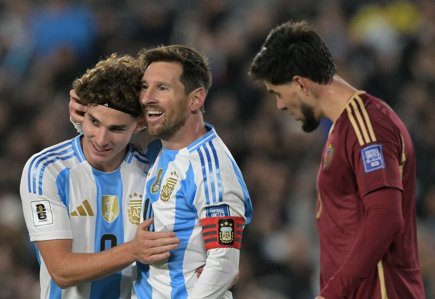 Messi dá adeus à seleção em solo argentino com choro no hino nacional ...