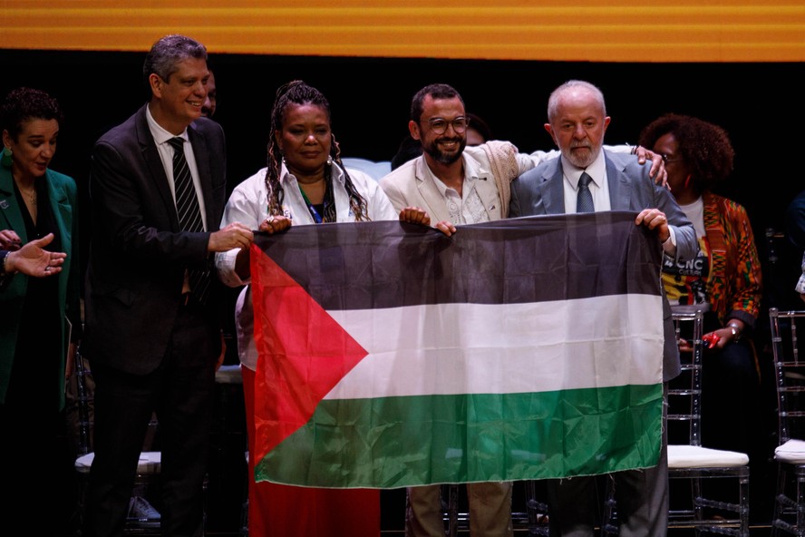 Lula posa com a bandeira da Palestina e volta a criticar Israel: 'Não ...