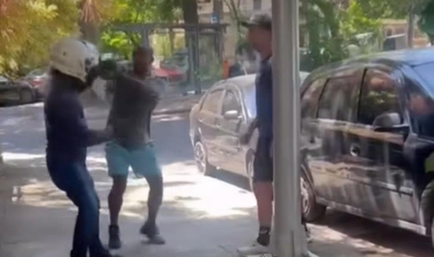 Flanelinha cobra R$ 100 de turistas na Zona Sul do Rio, troca socos com agente e é detido; veja ...