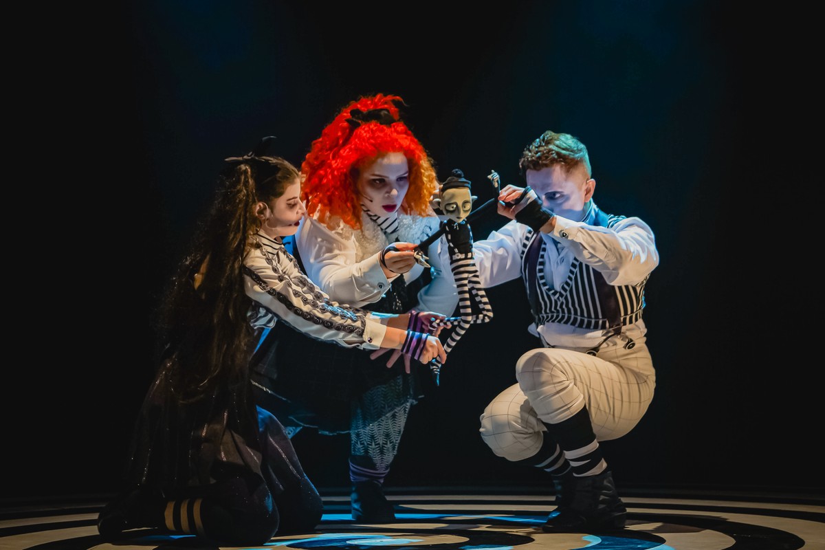 Com palco giratório e visual à la Tim Burton, musical de Karen Acioly ...