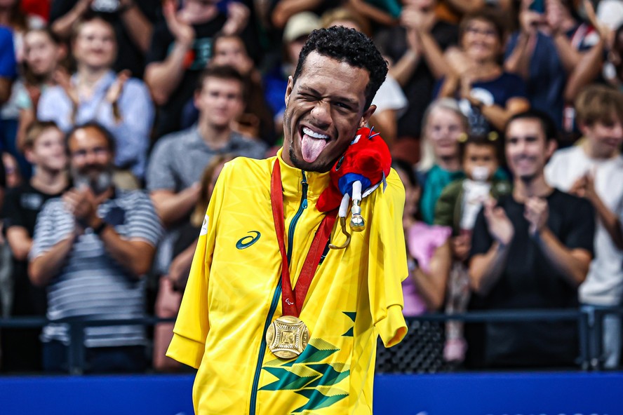 Porta-bandeira Gabrielzinho conquista primeiro ouro do Brasil na ...