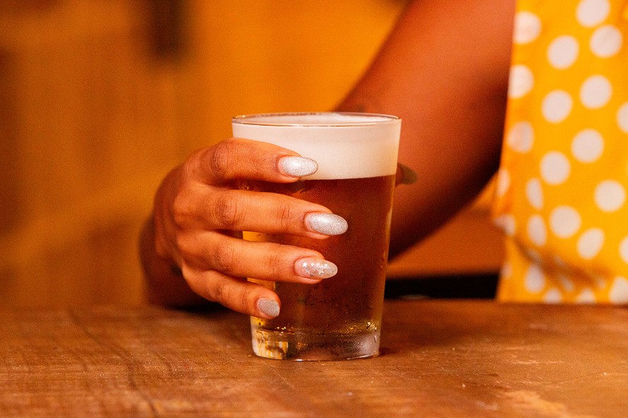 Marcas investem em cerveja zero para provar que bebida sem álcool tem graça