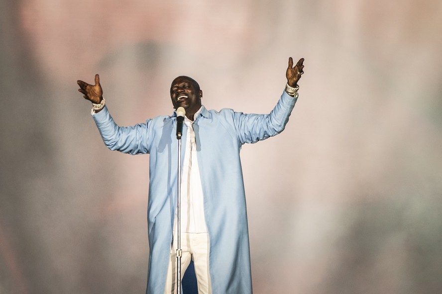 Bailão em playback de Akon sacode São Paul… o Palco Mundo; leia a crítica