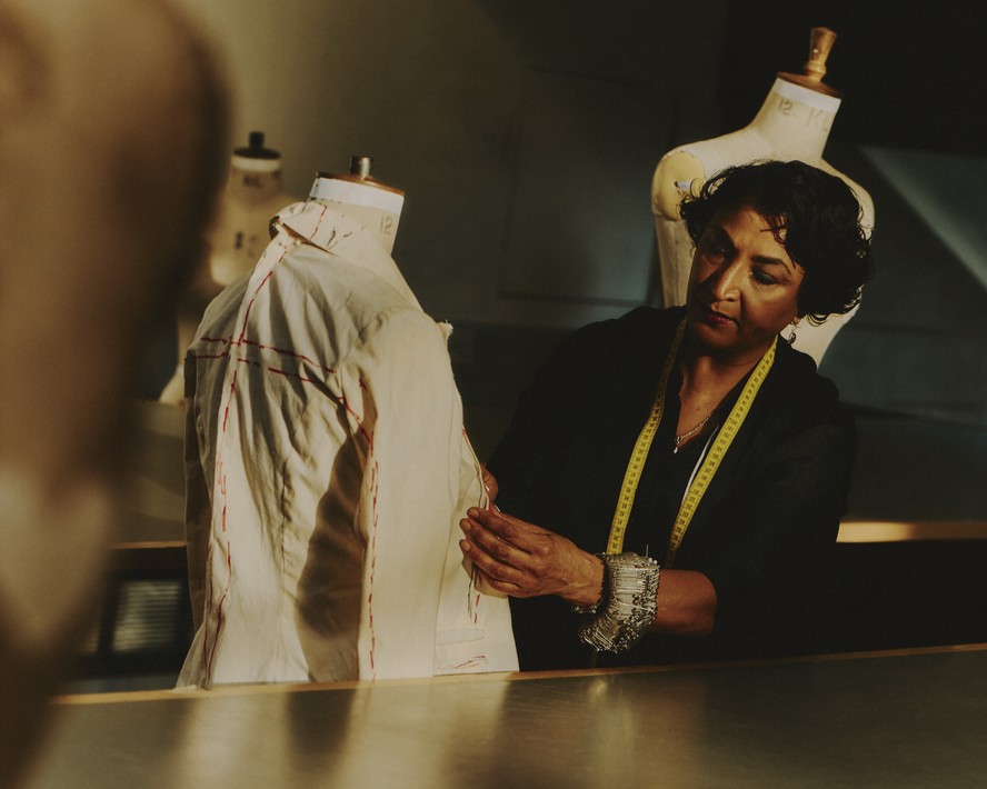 'Fada madrinha dos tapetes vermelhos': alfaiate britânica auxilia nomes ...