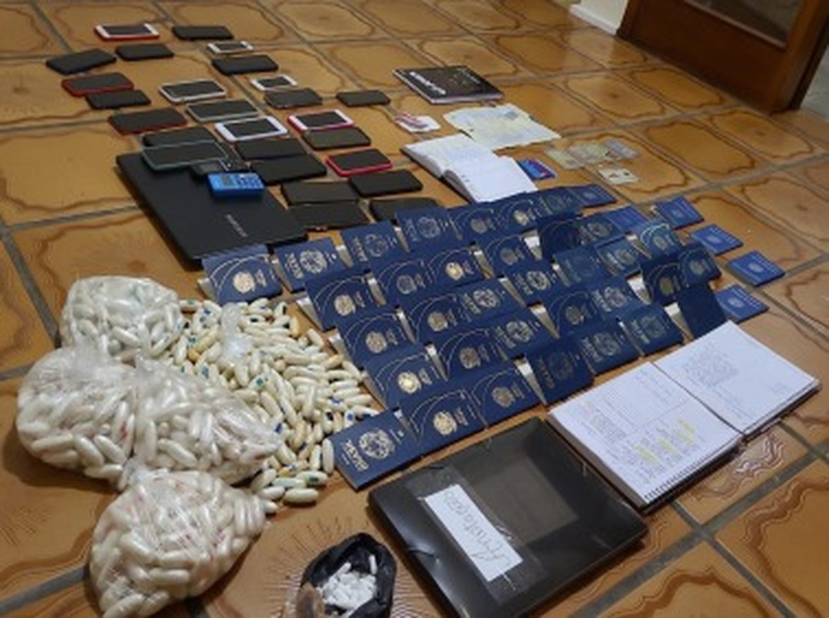 Polícia de SP prende 34 'mulas' que iriam ingerir drogas e levá-las ...