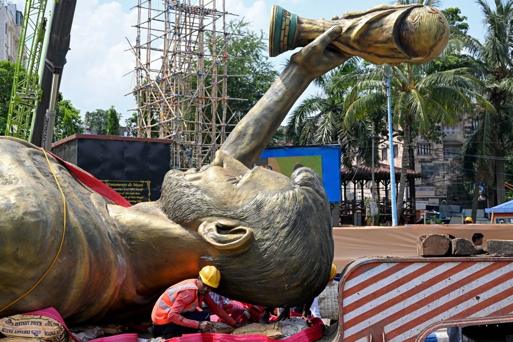Estátua de Messi com 21 metros é retirada após risco de desabar com o ...