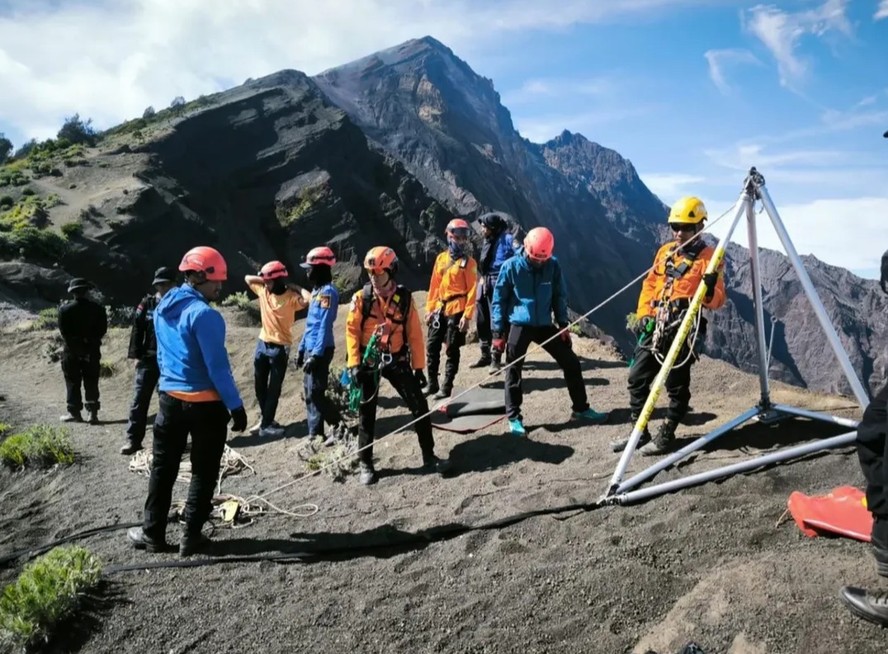 Brasileira presa na encosta do vulcão Rinjani: veja imagens da ...