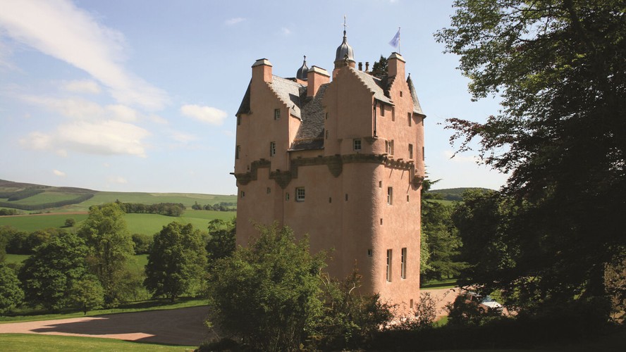 Conheça por dentro o castelo na Escócia que inspirou Walt Disney e ...
