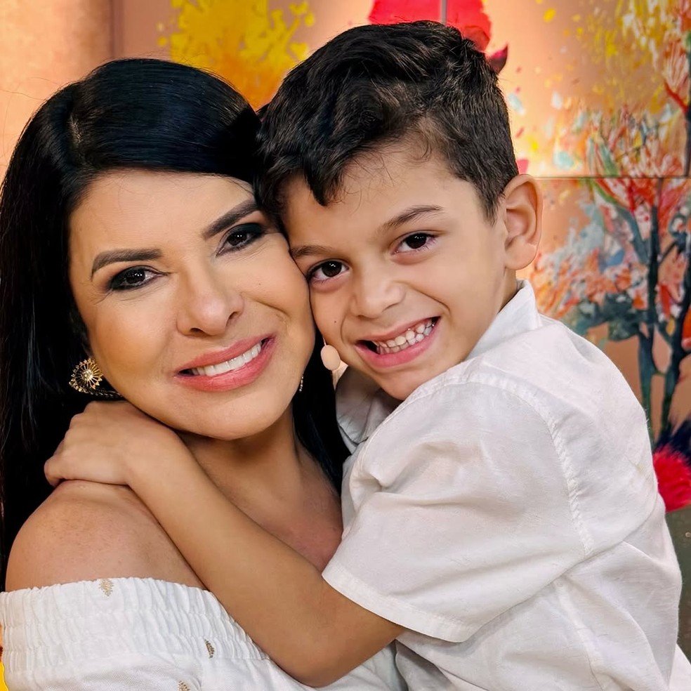 Após anos sem revelar o rosto do filho, Mara Maravilha mostra Miguel ...