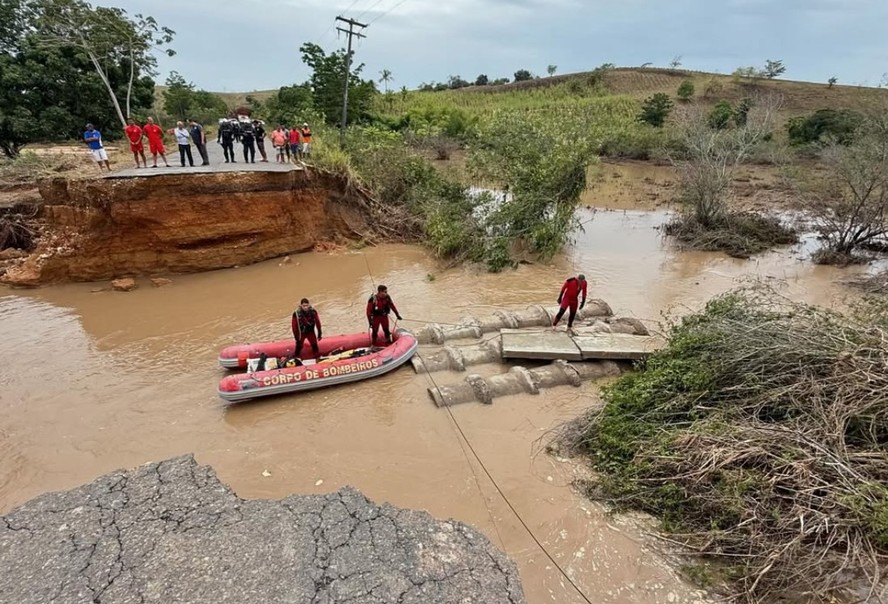 Temporal derruba trecho de rodovia, arrasta dois veículos e deixa dois ...