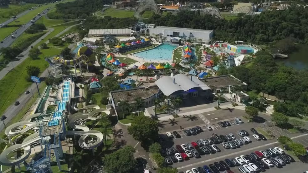 Salva-vidas morre após ficar preso no fundo da piscina de parque ...
