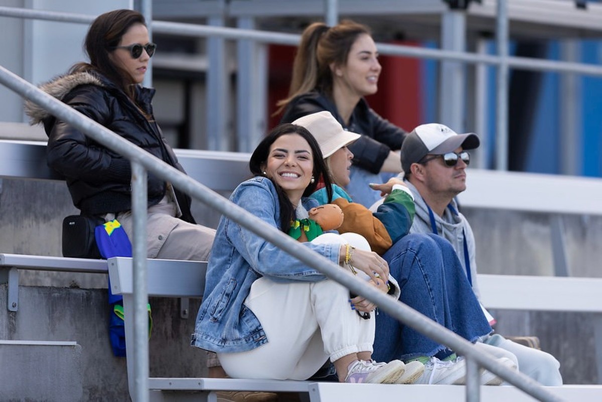 Namorada de Tamires, cantora Gabi Fernandes visita treino da seleção ...