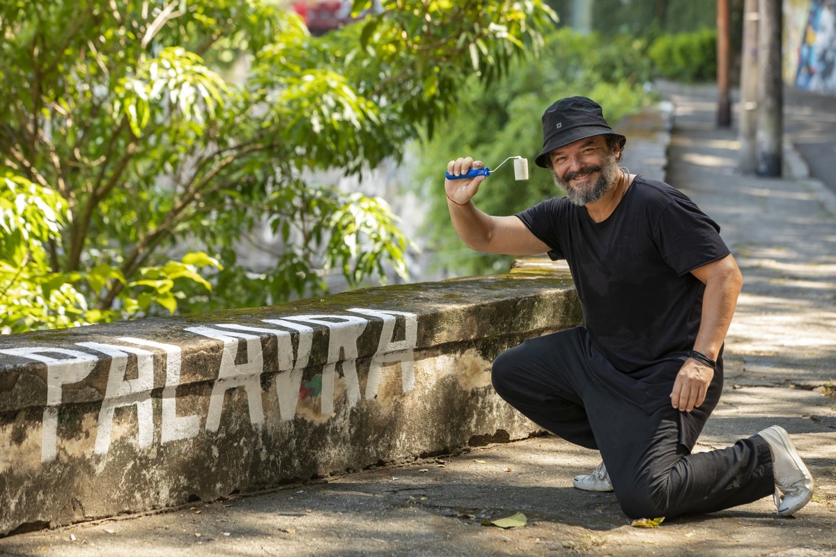 Artista intriga cariocas ao pintar palavras pelas ruas da cidade