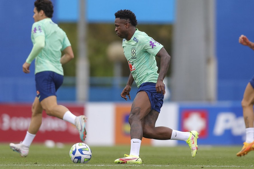 Após racismo na Espanha, Vini JR reencontra seleção com acolhimento ...