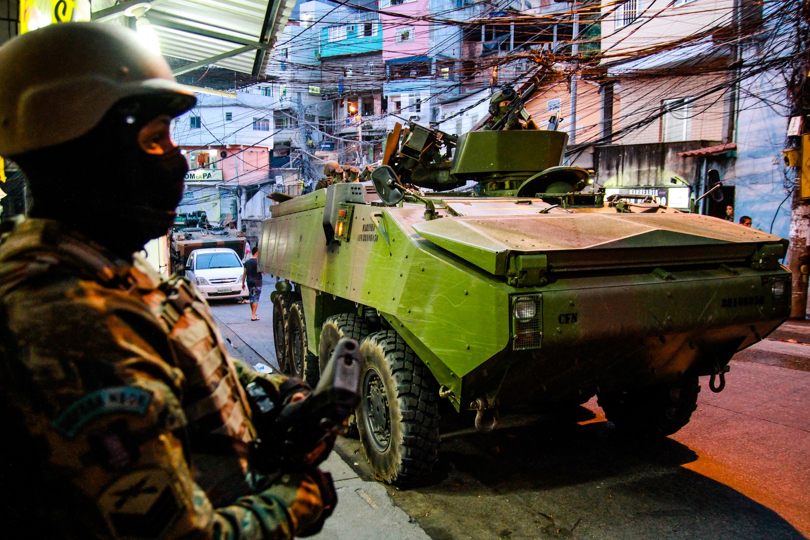 Livro mostra cenas de favelas do Rio pelas lentes de fotógrafo morador ...