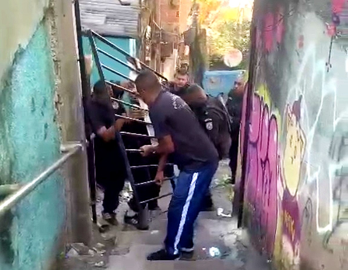 Bandidos instalam portões em morro da Zona Sul do Rio e trancam durante ...