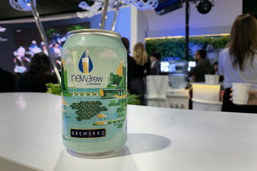 Cingapura serve cerveja feita de esgoto durante a COP29 para chamar ...