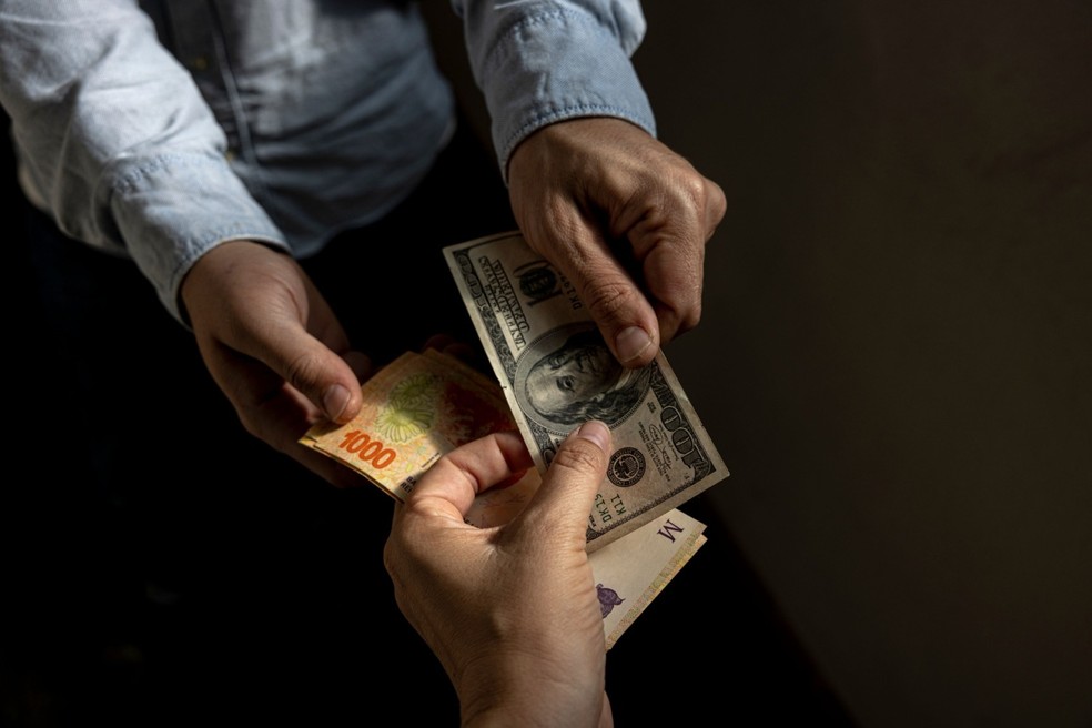 Argentina no tempo das ‘cavernas’: caos financeiro do país alimenta ...