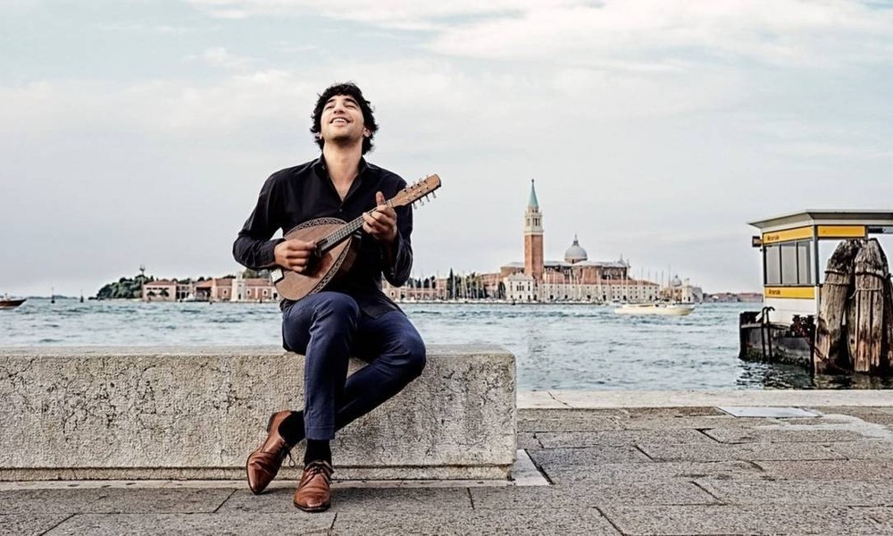 Avi Avital interpreta Bach e Vivaldi em seu bandolim, no Rio e em São Paulo
