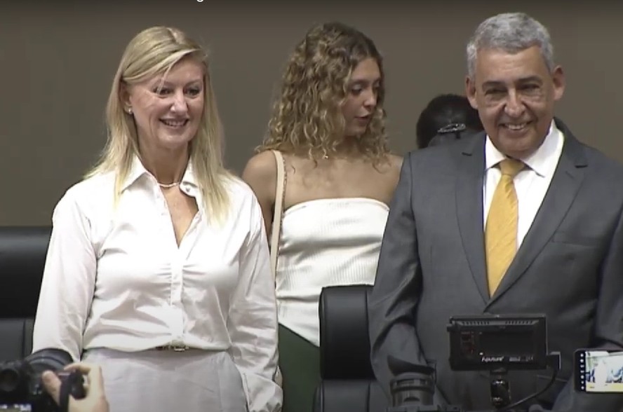 Reeleito mesmo após enchentes, Melo toma posse em Porto Alegre ...