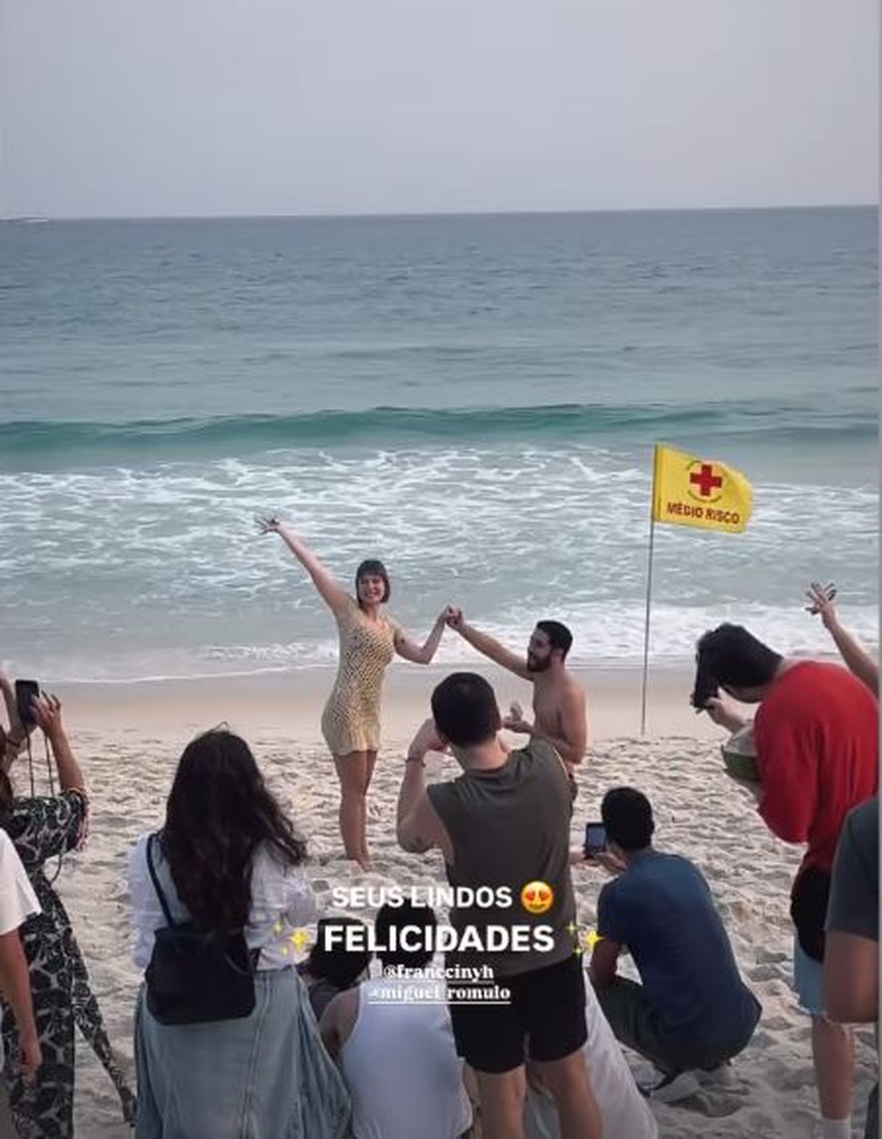 Miguel Rômulo pede namorada em casamento de forma inusitada na praia. Veja fotos