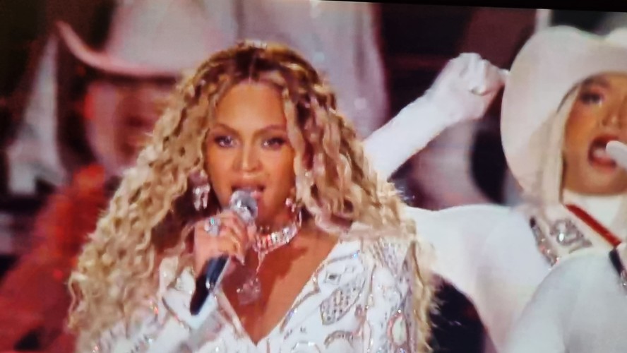 Beyoncé enfurece fãs da NFL com gesto de mão proibido durante ...