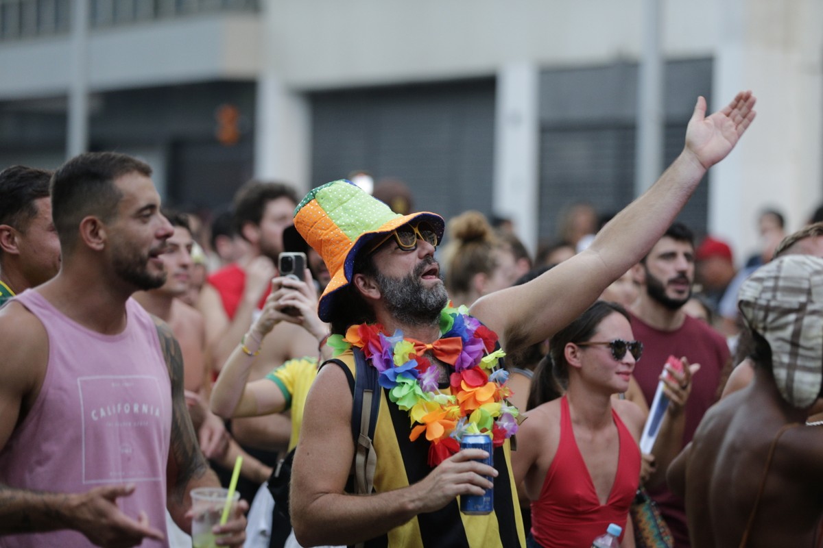 Já é carnaval? Banda da Rua do Mercado, no Centro do Rio, arrasta ...