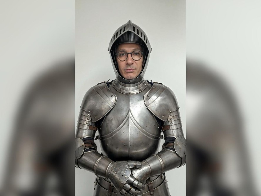 Zema 'veste' armadura medieval para criticar PEC da Blindagem