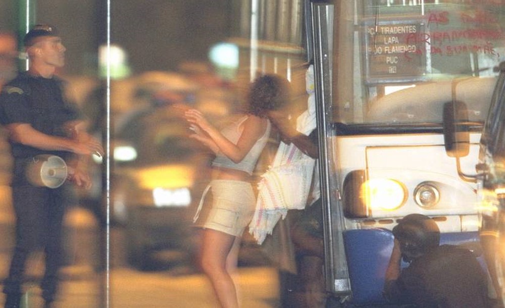 Fotos resgatam tensão e tragédia no sequestro do ônibus 174, há 25 anos