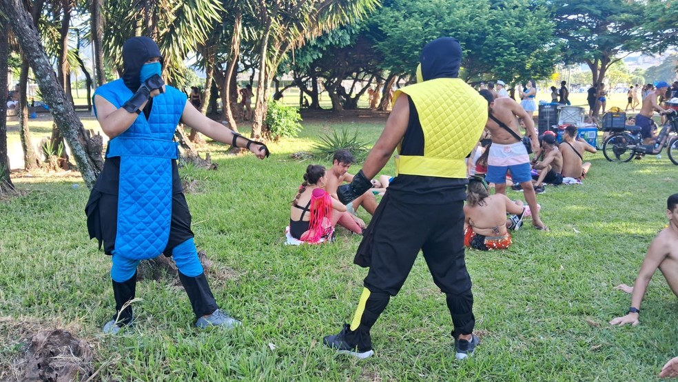 Acrobacias e acessibilidade: Orquestra Voadora desfila com ala formada ...