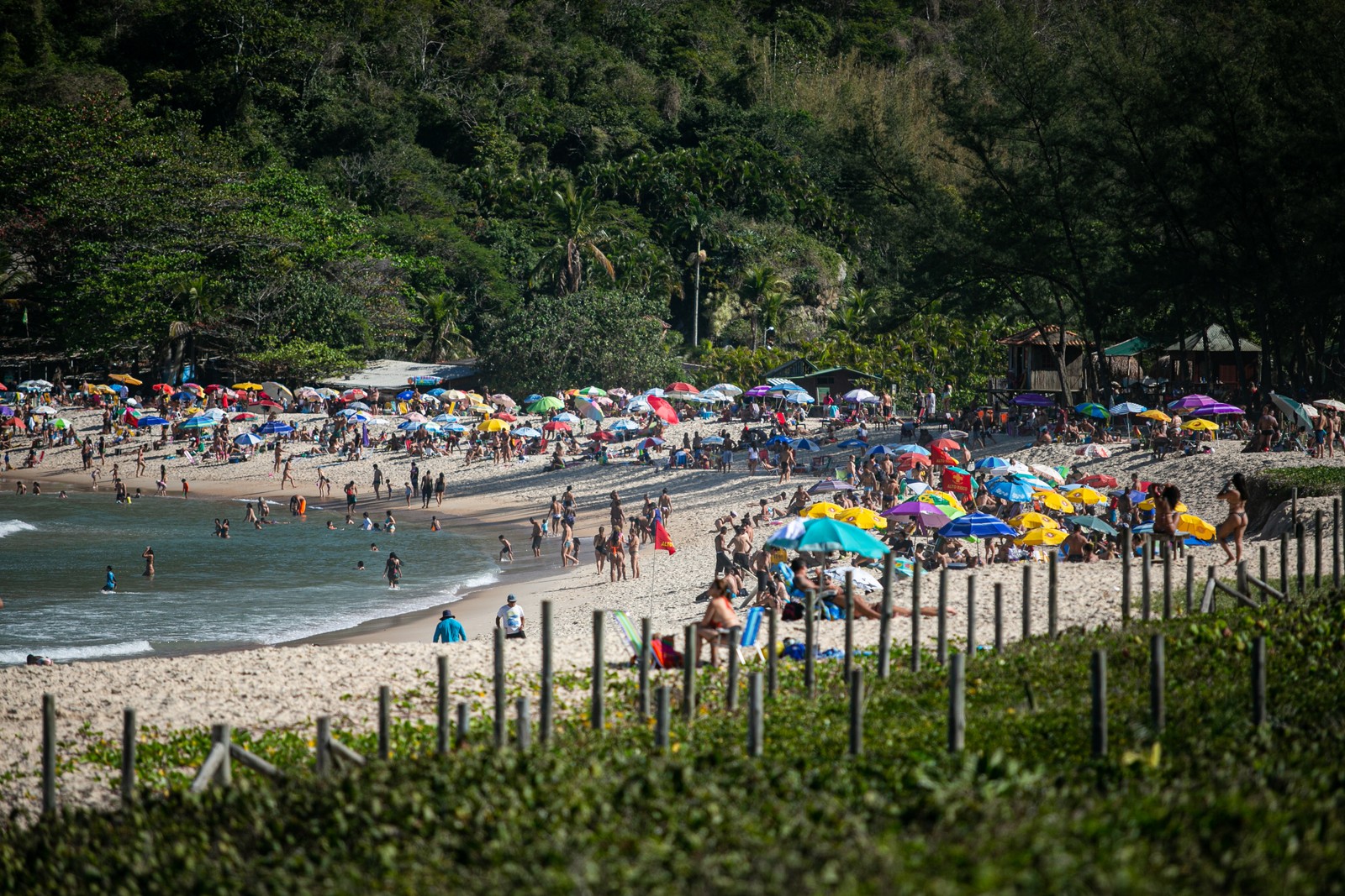 Pela primeira vez na disputa, Praia de Grumari conquista Bandeira Azul