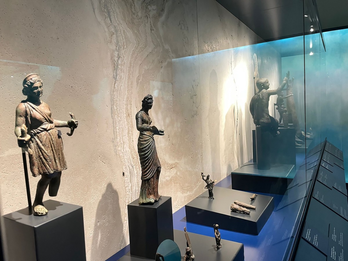 Mostra em Roma exibe estátuas de bronze milenares, descobertas em 2022 ...