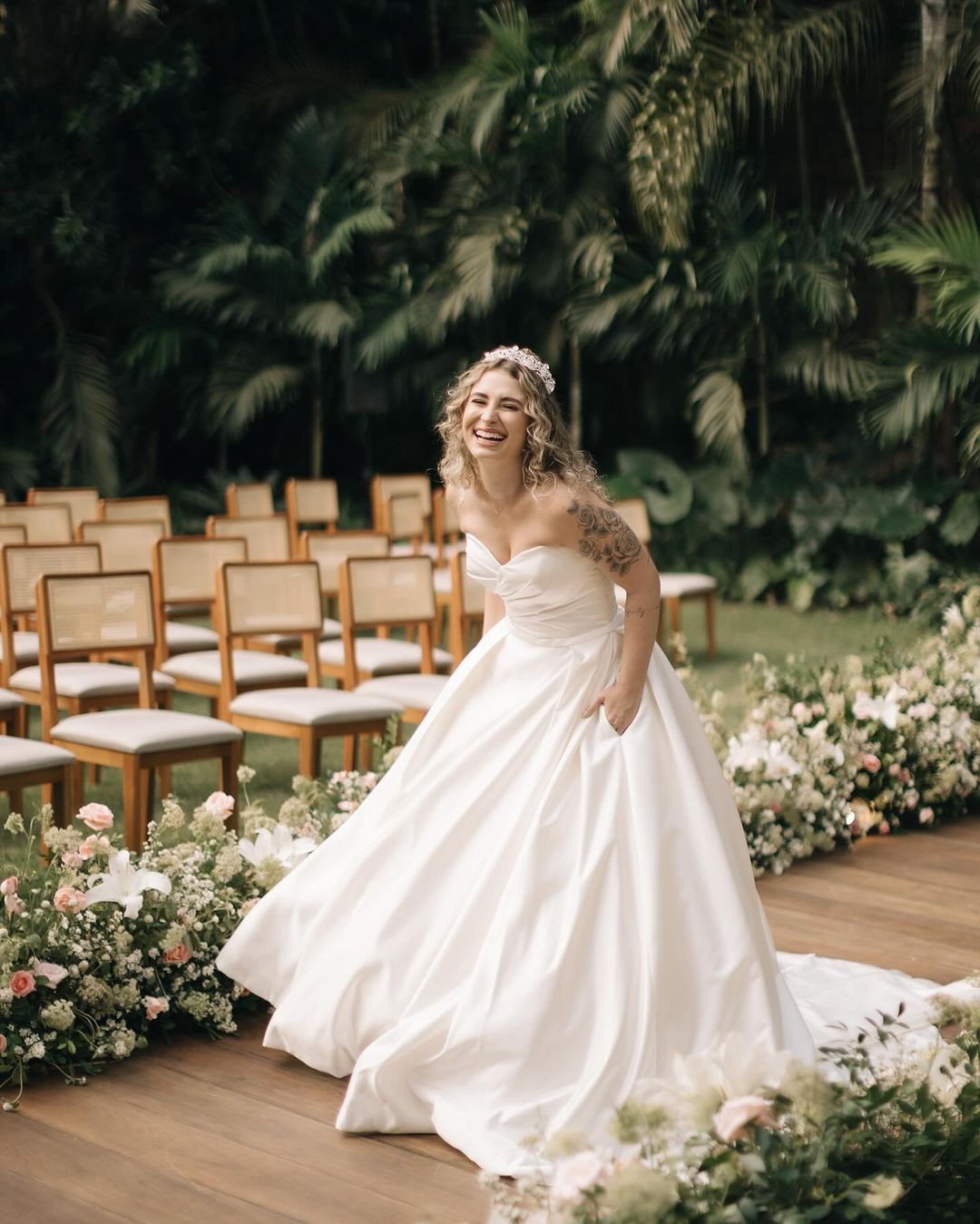 Casamento da filha da ex-paquita Andréa Sorvetão e afilhada de Xuxa tem vestido de noiva com ...