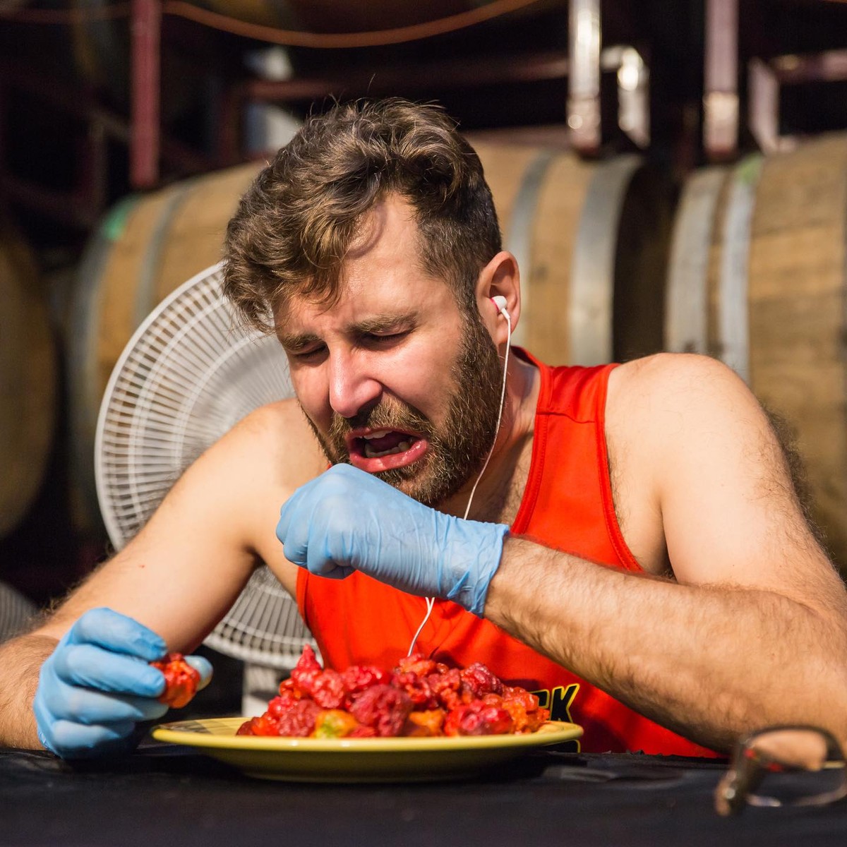 Canadense entra para o Guinness após comer 50 das pimentas mais ...