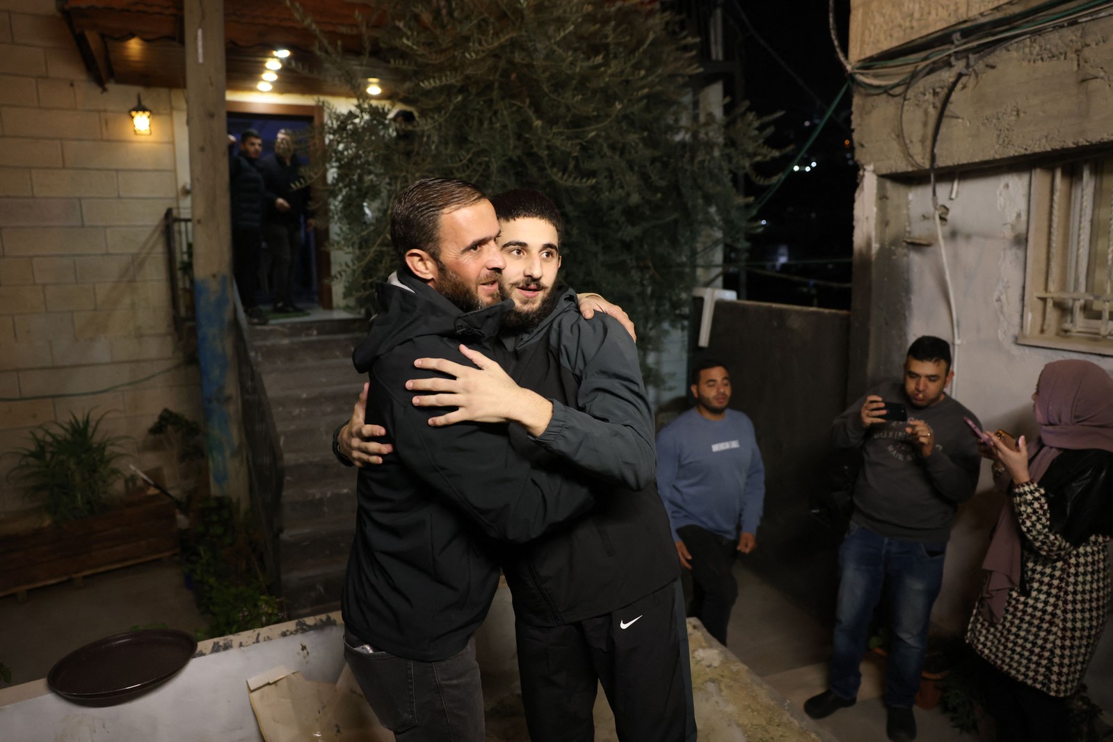 Terceiro grupo com 17 reféns é libertado pelo Hamas; cidadão russo foi ...