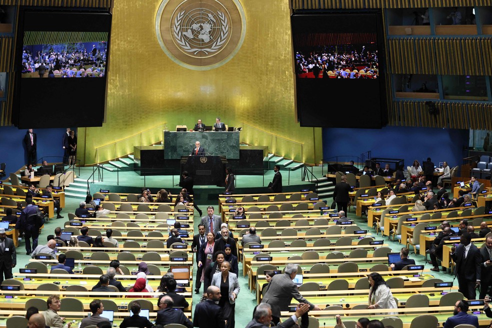 Em plenário esvaziado na ONU, Netanyahu manda recado direto ao Hamas e ...