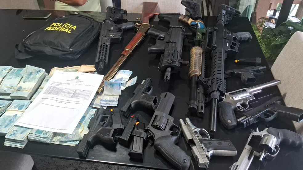 PF apreende carros de luxo, relógios, dinheiro vivo e 30 armas em ...
