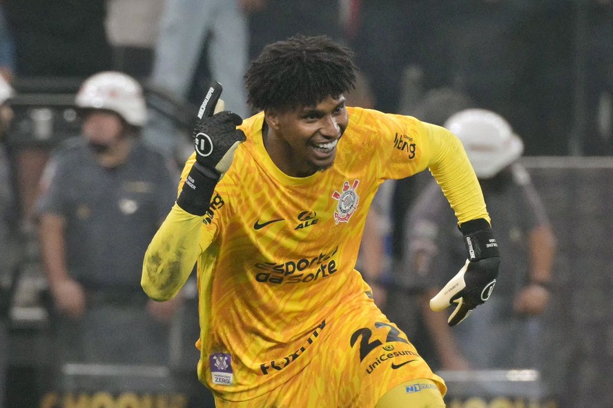 Hugo Souza comemora acerto definitivo com Corinthians: 'Dia mais feliz ...