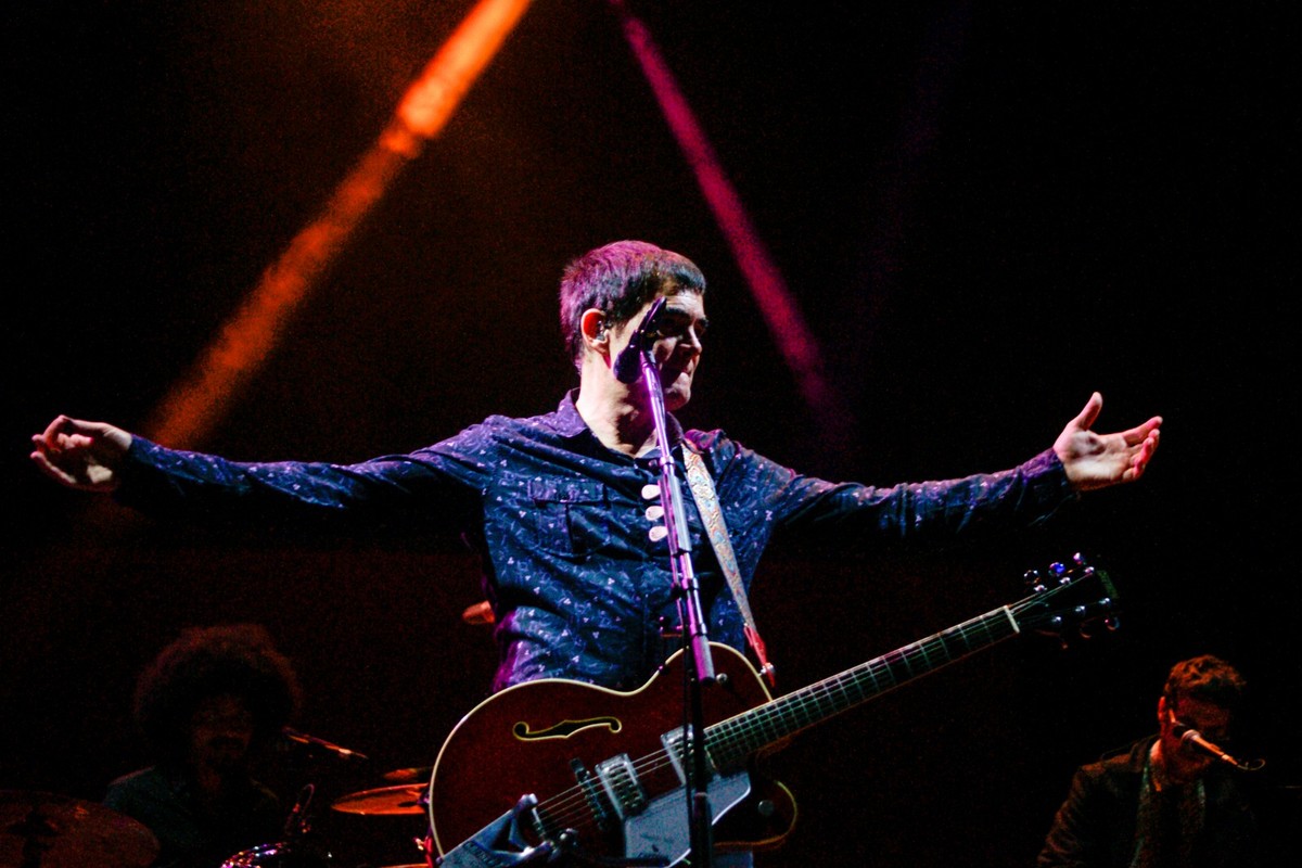 Samuel Rosa anima multidão em show solo no Rio Gastronomia